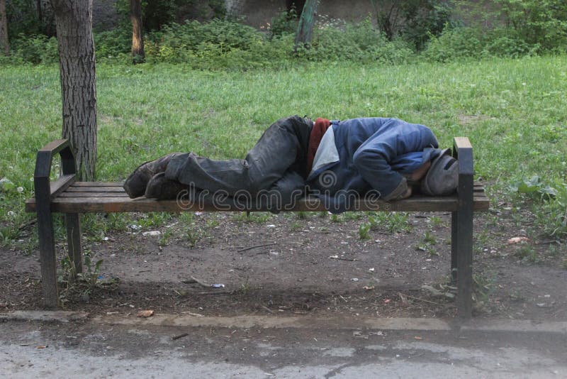 DRONKEN DAKLOZE SLAAP MOLDAVIË Redactionele Stock Afbeelding - Image of ...
