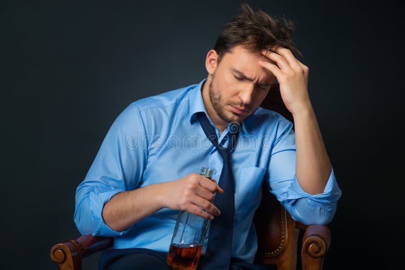 Dronken man drinkt alcohol stock afbeelding. Image of handen - 66699351