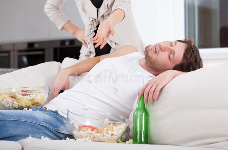 Het Dronken Jonge Mens Zingen in Een Restaurant Stock Afbeelding ...