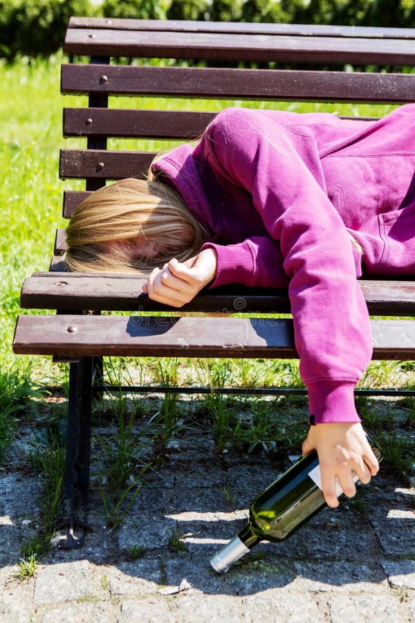 Dronken Jonge Vrouw Met Fles Alcohol Stock Foto - Image of alcohol ...