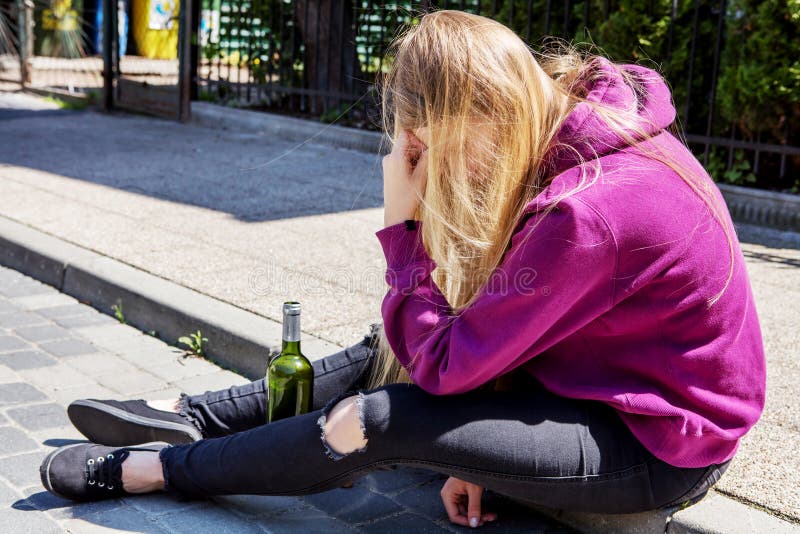Dronken Jonge Vrouw Met Fles Alcohol Stock Foto - Image of alcoholisch ...