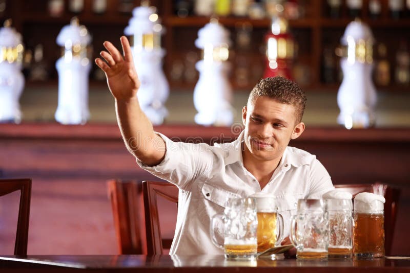 Dronken mens stock foto. Image of toevallig, alcoholisme - 16155924