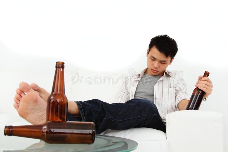 Dronken mens stock afbeelding. Image of toevallig, drank - 18779099