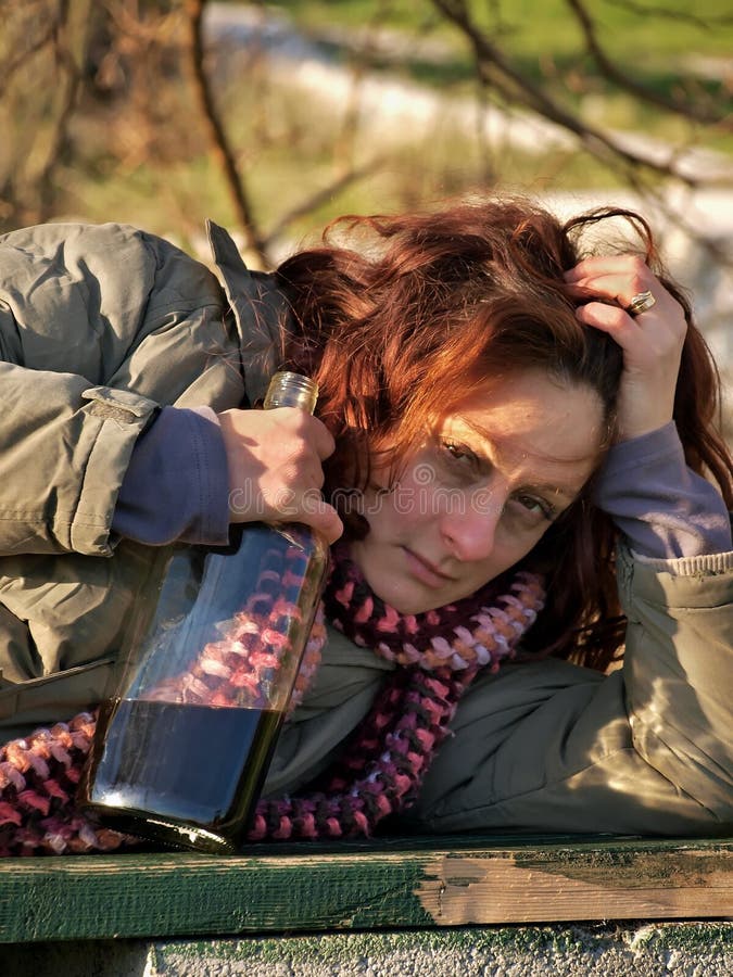 Dronken vrouw 2 stock foto. Image of hulp, emotioneel - 21318370