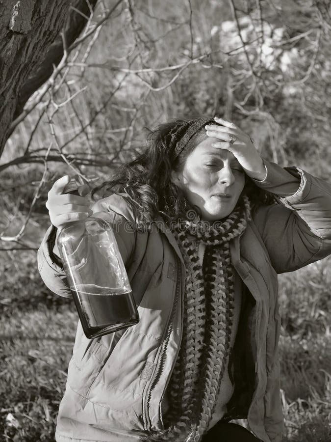 Dronken vrouw 5 stock afbeelding. Image of geneesmiddel - 21681093