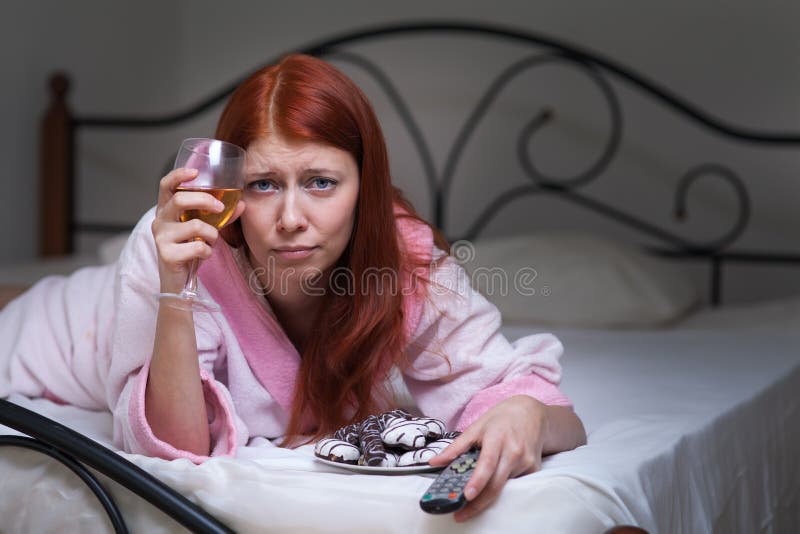 Dronken vrouw met alcohol stock afbeelding. Image of misbruik - 31781119