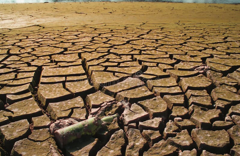 Droogte stock afbeelding. Image of fles, rivier, aarde - 1451533