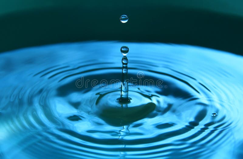 Water Drop Falling Into Water Making A Perfect Concentric Circles ...
