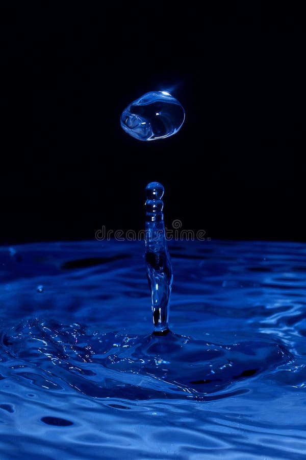 Drop of Water Splashing As it Falls into the Water, Image of a Drop of ...