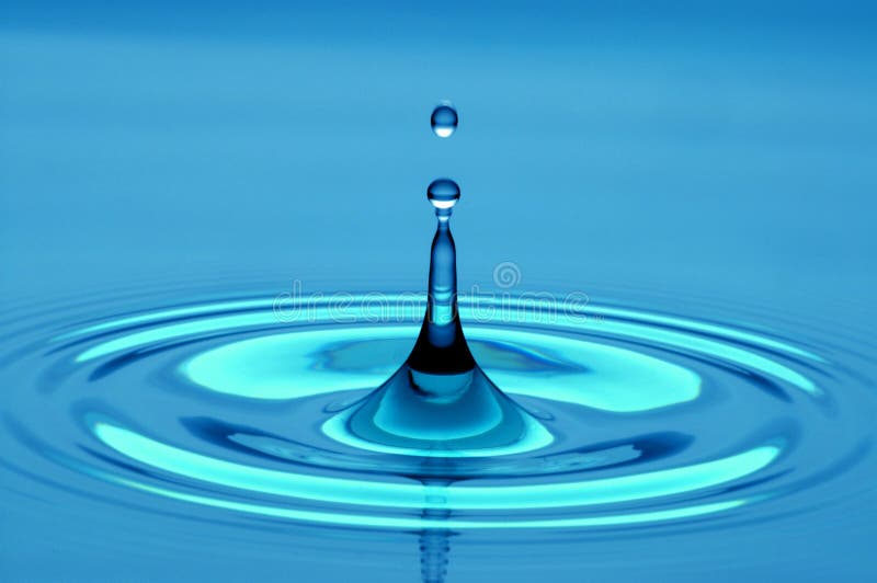 Vattendroppe i en blå pöl fotografering för bildbyråer. Bild av ...