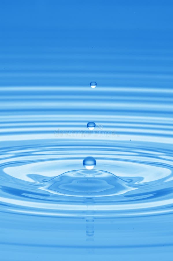Droppe Av Vatten I Pöl I Blått Fotografering för Bildbyråer - Bild av ...