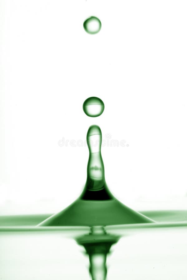 Droppe av vatten i green arkivfoto. Bild av renhet, droppande - 40854706