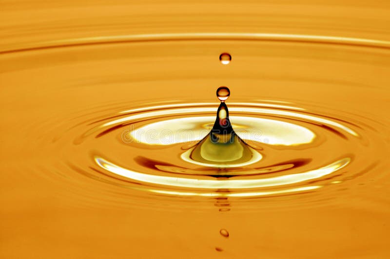 Vattendroppe i en blå pöl fotografering för bildbyråer. Bild av ...