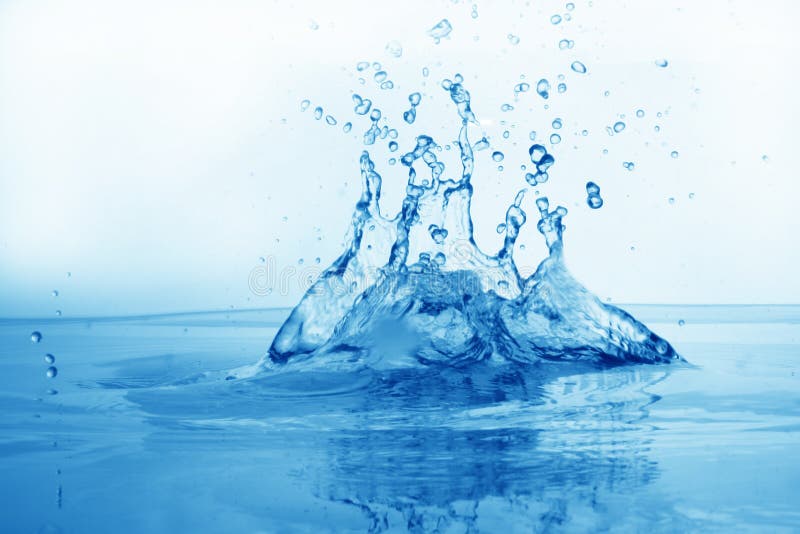 Droppe av vatten i blått fotografering för bildbyråer. Bild av nytt ...