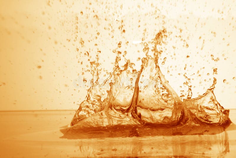 Vattendroppe i en blå pöl fotografering för bildbyråer. Bild av ...