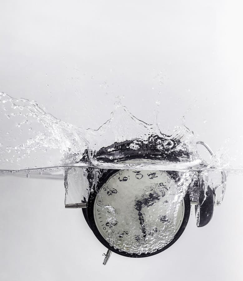 Drowning Clock in the Water Stock Image - Image of drop, motion: 87518141