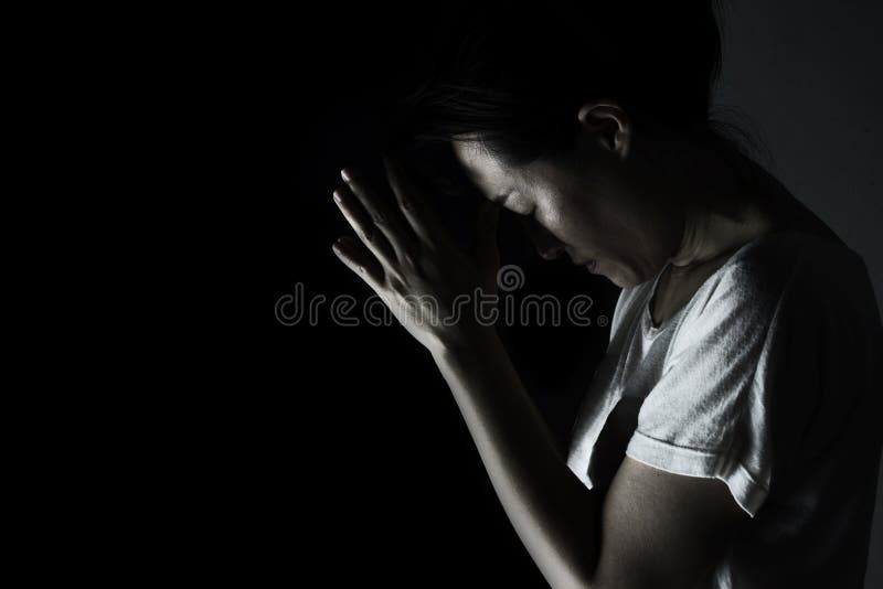 De Biddende Vrouw Dient Het Donkere Bidden in Geheim Ruimteconcept in ...