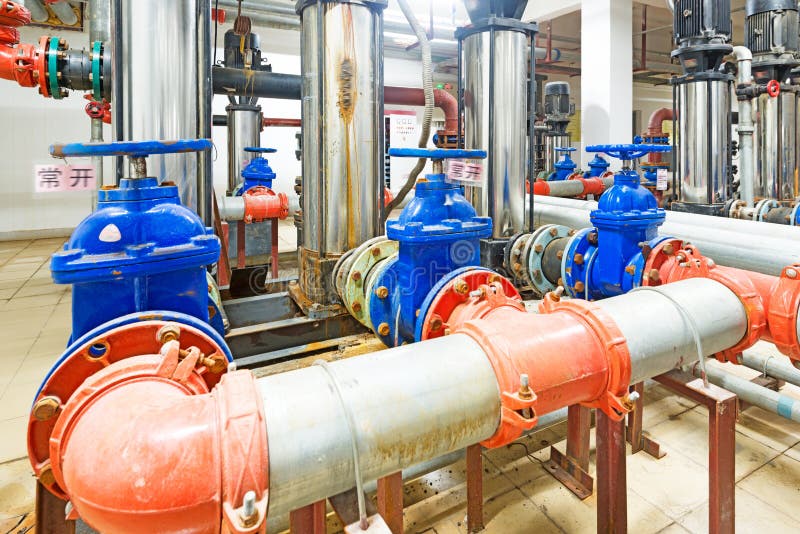 Drukpomp voor lopend water stock foto. Image of metaal - 47492498