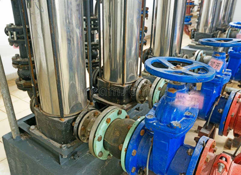 Drukpomp voor lopend water stock foto. Image of slang - 47570494