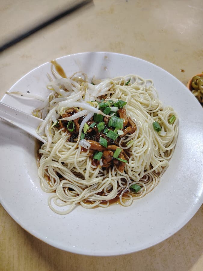 Dry wonton mee stock photo. Image of spices, green, tradition - 357463460