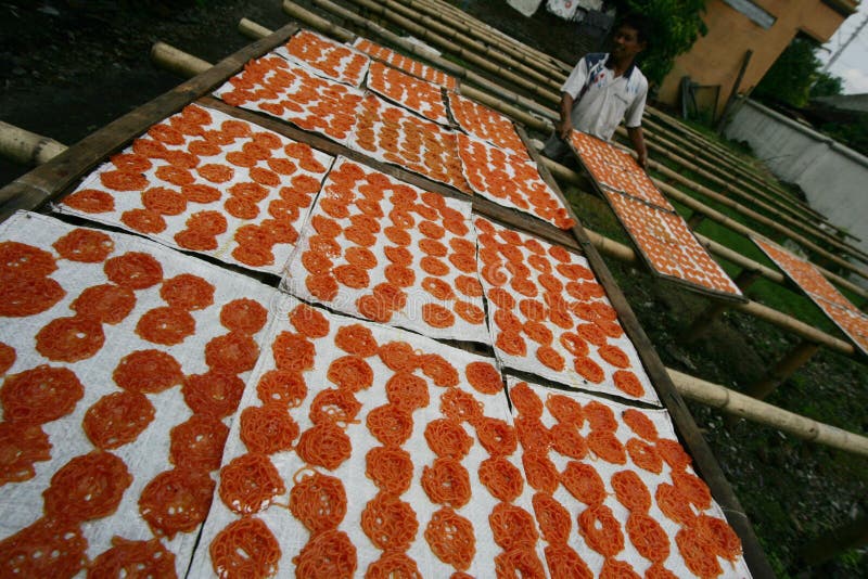 Drying crackers editorial photo. Image of crackers, worker - 33903606