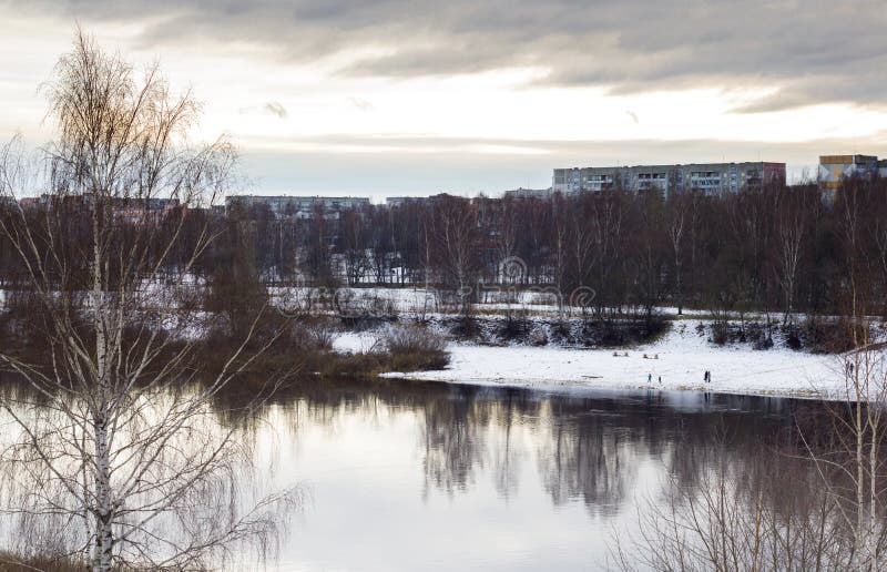Drzewa I Domy Na Brzeg Rzeki Zdjęcie Stock - Obraz złożonej z chmury ...