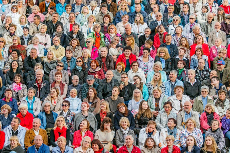 Ludzie tłumów zdjęcie stock editorial. Obraz złożonej z widz - 63669218