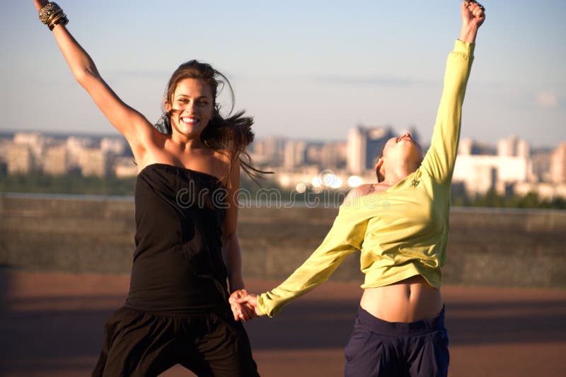 Duas amigas felizes imagem de stock. Imagem de exterior - 15502943