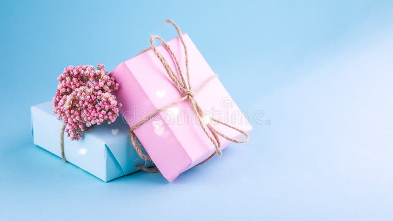 Duas Caixas De Presente De Rosa E De Azul Decoradas Com Flores Em Um