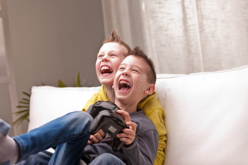 Duas Crianças Que Jogam Jogos De Vídeo Foto De Stock Imagem De