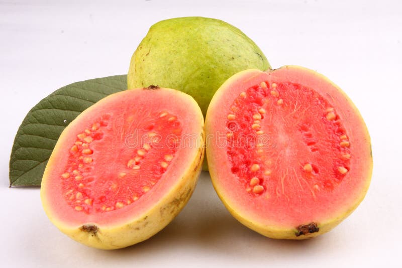 Duas Fatias De Goiaba Cor-de-rosa Com Folha Foto de Stock - Imagem de ...