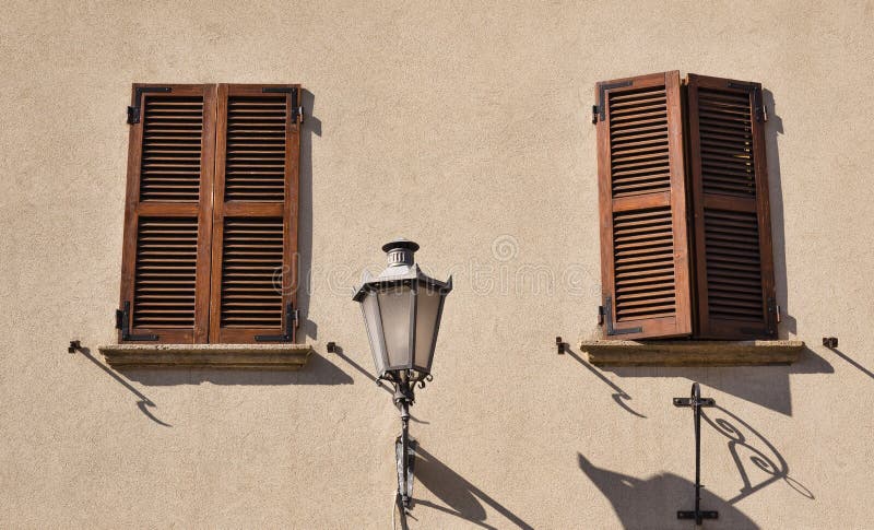 Duas janelas e luz de rua imagem de stock. Imagem de tusco - 156941005