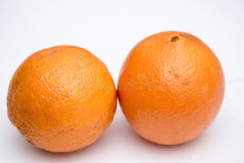 Duas Laranjas Inteiras No Fundo Branco Imagem de Stock - Imagem de ...