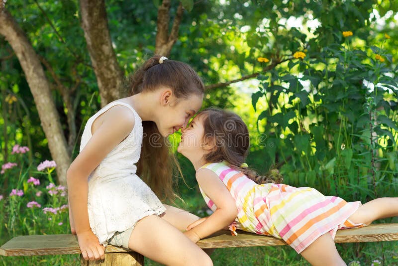 Duas Meninas Bonitos Que Jogam No Parque Foto De Stock Imagem De