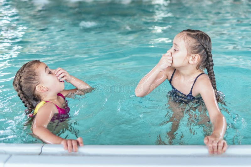 Duas Meninas Nadam Na Associação Duas Irmãs Na Associação Duas Meninas