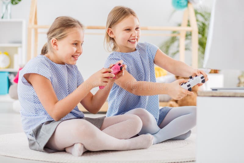 Duas Meninas Que Jogam Os Jogos Video Foto De Stock Imagem De Jogos