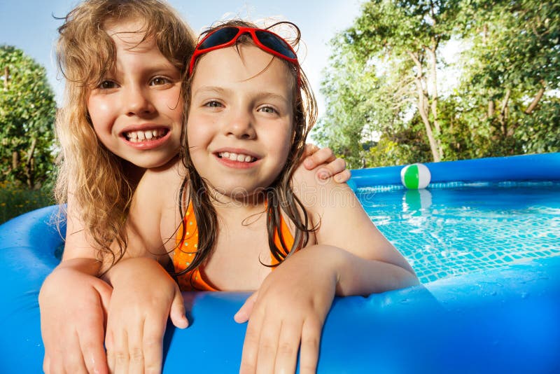 Menina Loura Bonita Que Levanta Na Piscina Imagem De Stock Imagem De