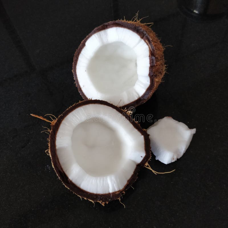 Duas Metades De Coco Com Polpa Interior Tenra E Casca Dura Exterior ...