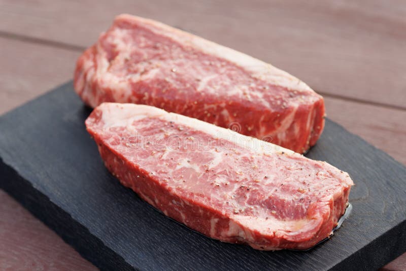 Duas Partes De Bife Cru Na Prancha De Madeira Imagem de Stock - Imagem ...