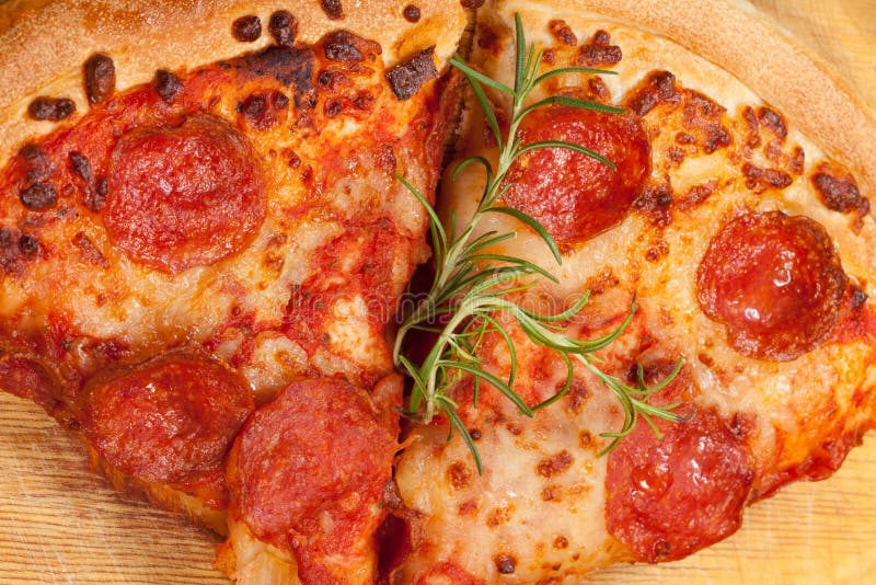 Duas partes de pizza imagem de stock. Imagem de delicioso - 42150349