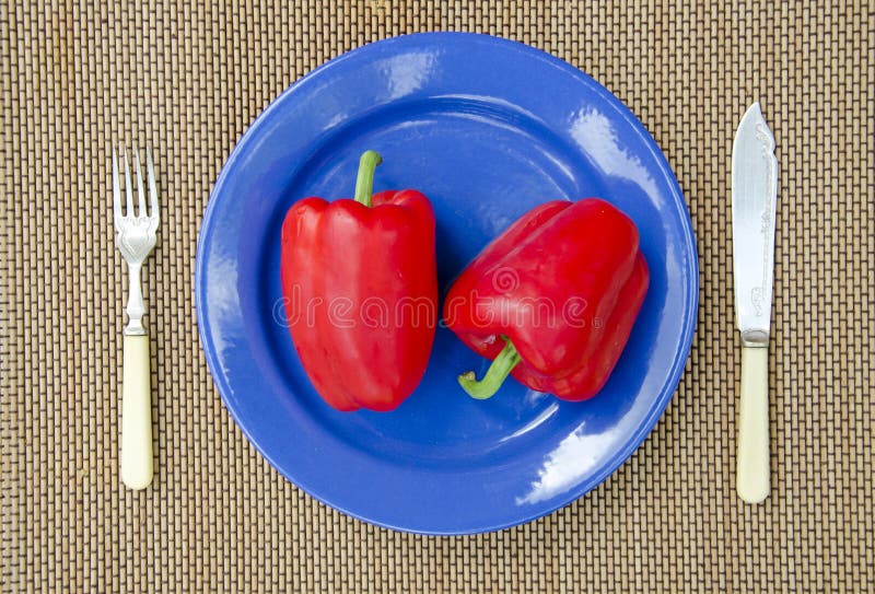 Duas Pimentas Vermelhas Na Placa Azul Imagem de Stock - Imagem de ...