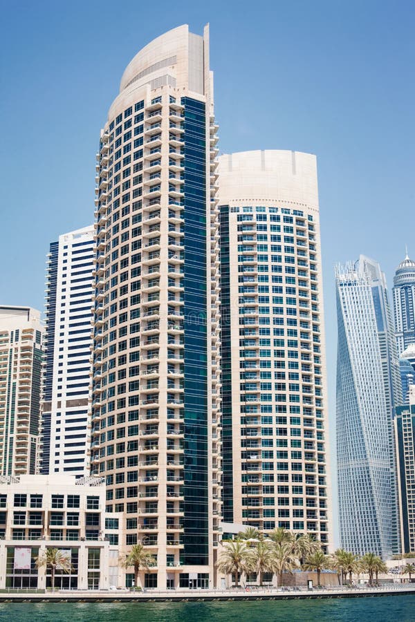 Dubai Abril 2018 Hermosos Edificios Y Canal En La Zona Marina De Dubai ...