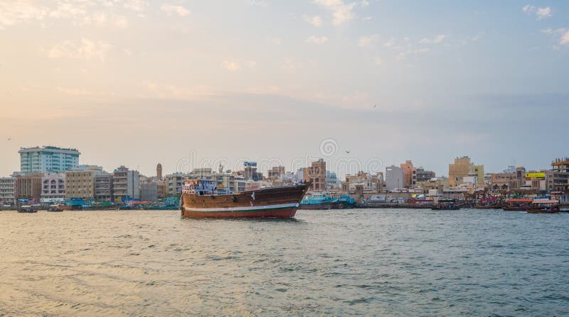 DUBAI, UAE 18 DE ENERO: Abra Tradicional Balsea El 18 De Enero, 2 Foto ...