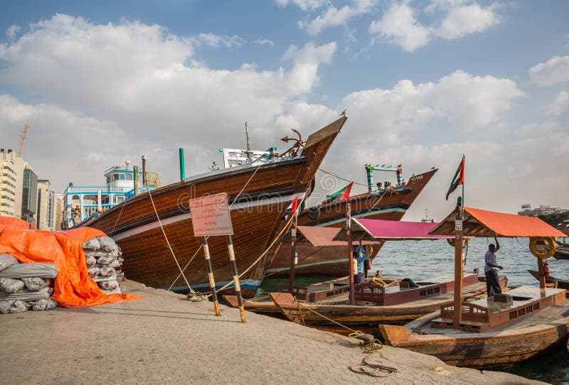 DUBAI, UAE 18 DE ENERO: Abra Tradicional Balsea El 18 De Enero, 2 ...