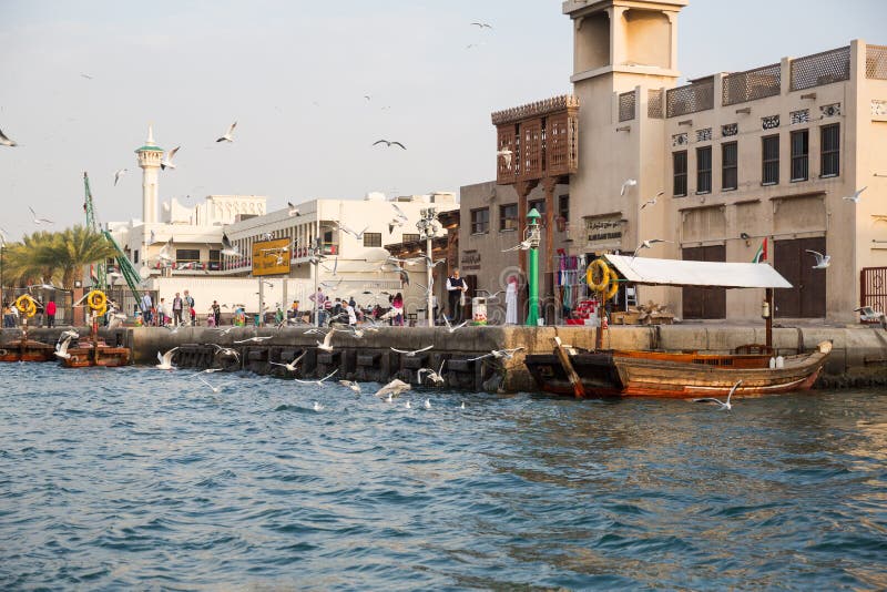 DUBAI, UAE 18 DE ENERO: Abra Tradicional Balsea El 18 De Enero, 2 Foto ...