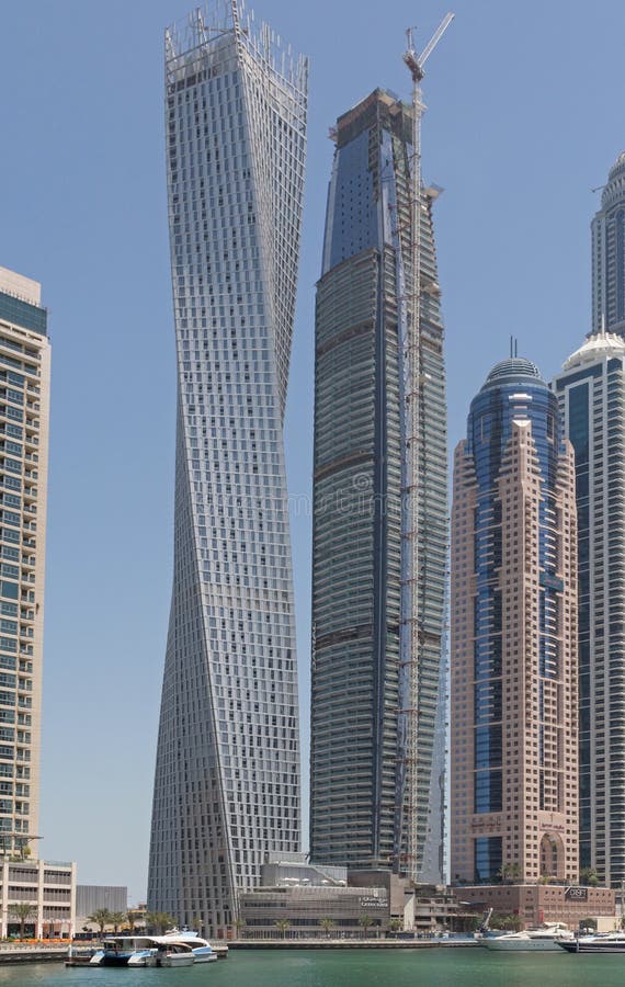DUBAI, UAE - 15 DE MAYO DE 2016: Torre De Cayan Foto de archivo ...