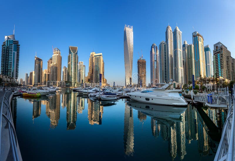DUBAI, UAE - 12 DE OCTUBRE: Edificios Modernos En El Puerto Deportivo ...