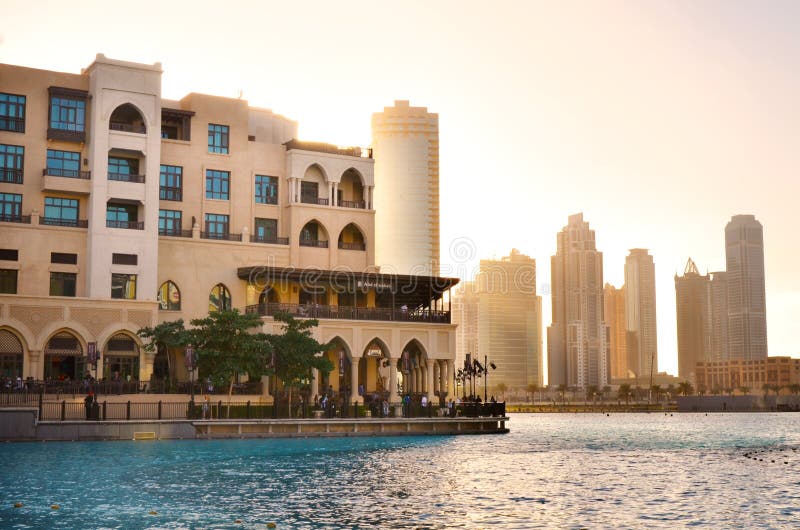 Dubai centrum basenu zdjęcie stock. Obraz złożonej z odbicie - 217475520