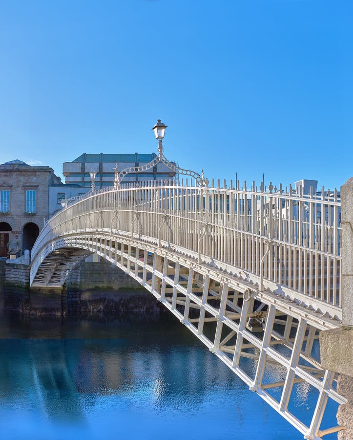 Dublin, Image Panoramique De Demi Pont De Penny Photo stock - Image du ...