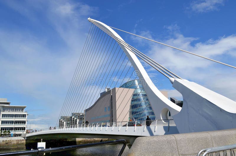 Dublin-Samuel Beckett Bridge Y Convention Center Imagen editorial ...